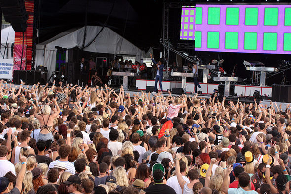 8 Tips for Using Your Smartphone at a Music Festival