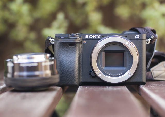 5 Reasons to Consider a Mirrorless Camera Over a Digital SLR