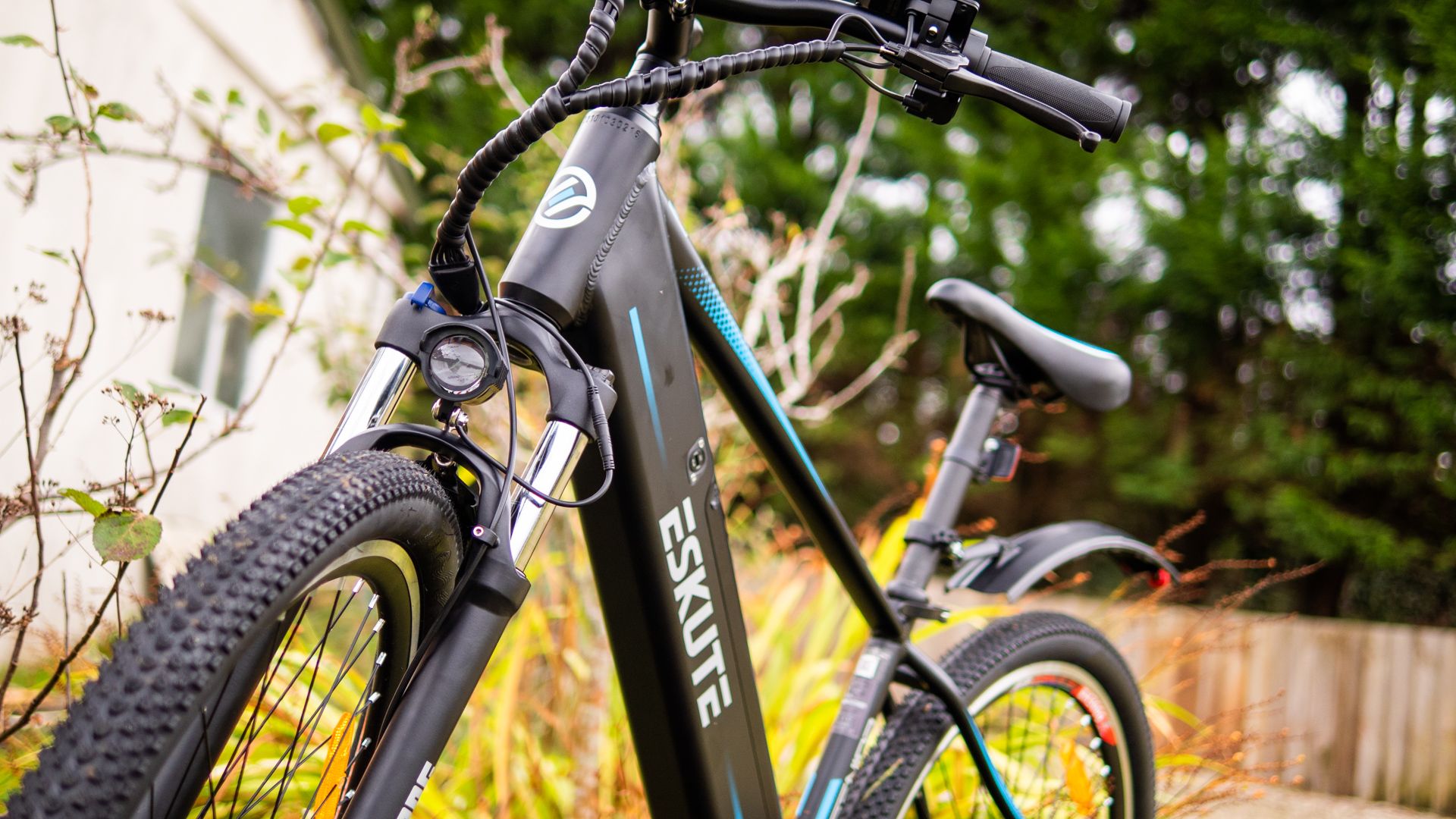 Eskute Voyager: Powerful Budget e-Mountain Bike Goes Anywhere
