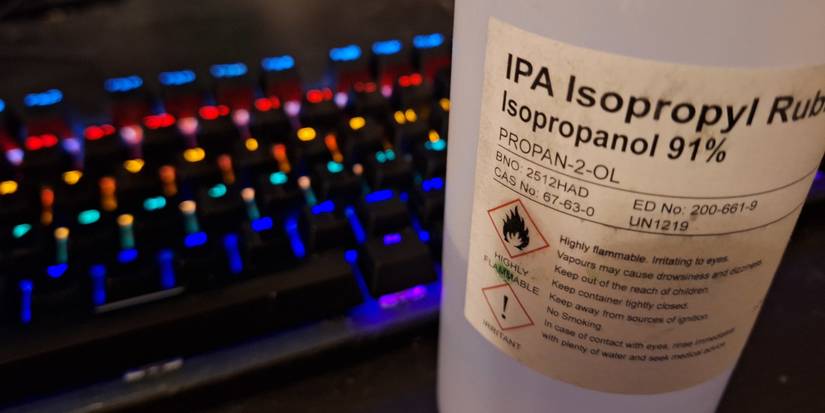 How to Clean Your Keyboard and Sterilize Viruses and Bacteria