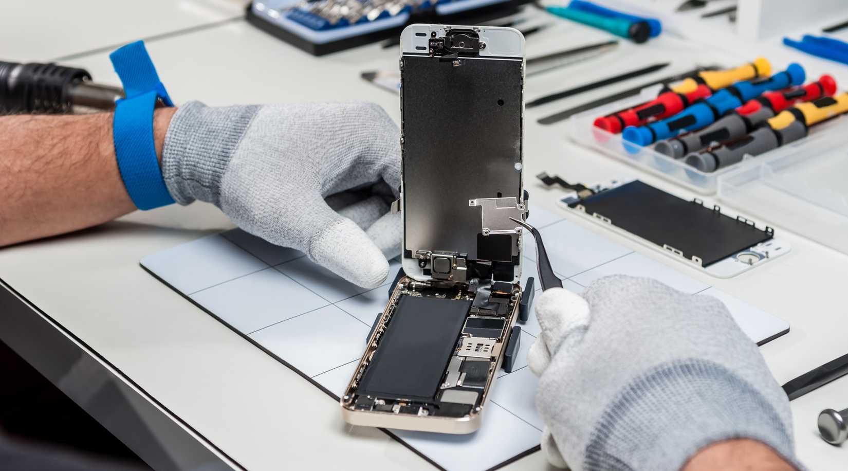 Smartphone Repairability Matters More Now Than Ever Before